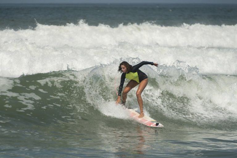 Surf en Chile: Olas perfectas en 4000 kilómetros de costa - Chile es TUYO
